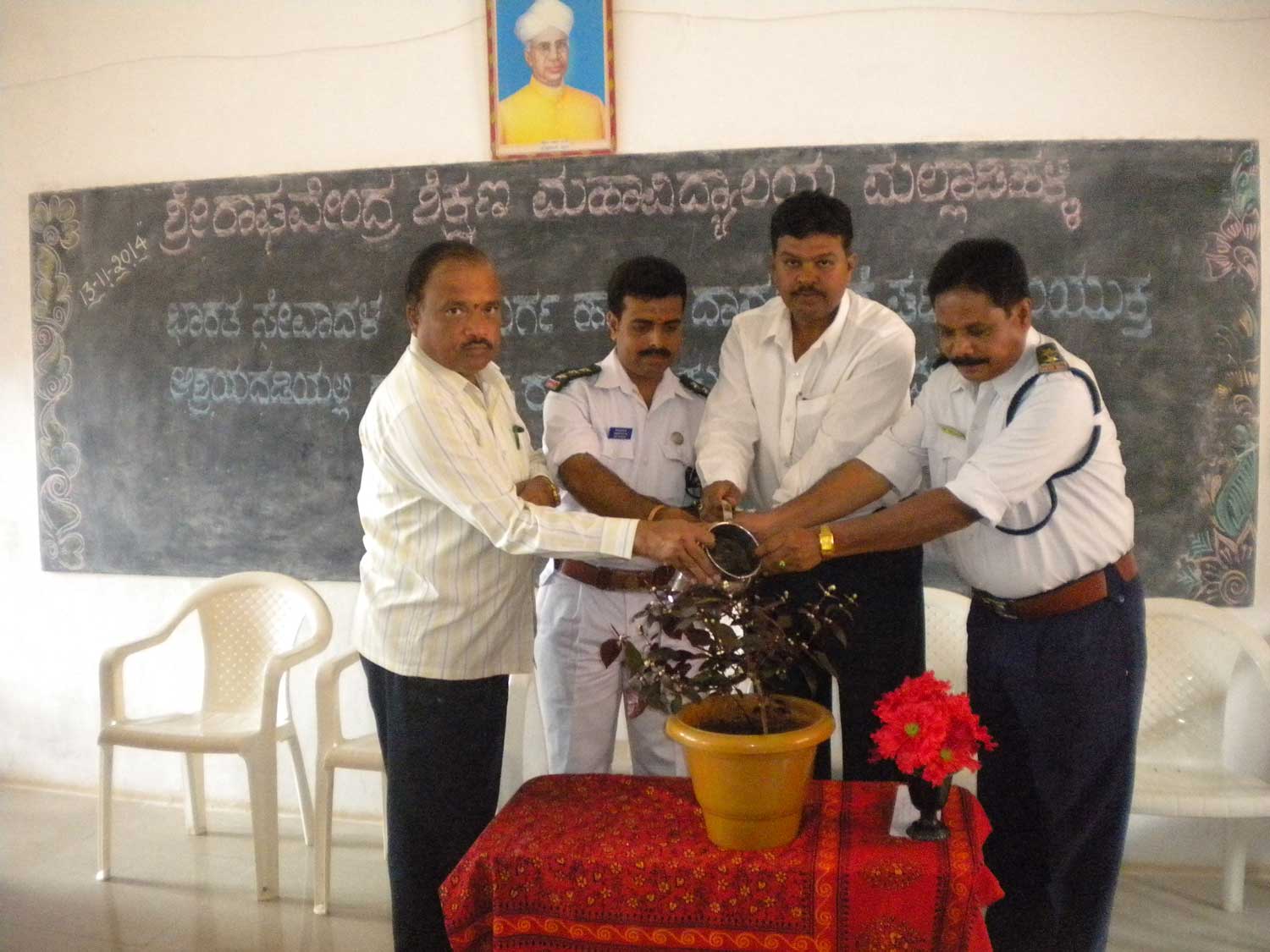 [:en]ರಾಷ್ಟ್ರ ಧ್ವಜ ಮತ್ತು ರಾಷ್ಟ್ರಗೀತೆಯ ಮಹತ್ವದ ಅರಿವು ಅವಶ್ಯ – ಎಚ್.ಸ್ವಾಮಿ ...